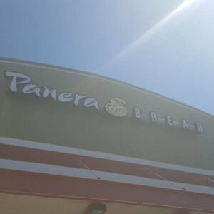 17 Dog-Friendly Restaurant Chains in 2022 - The Goody Pet